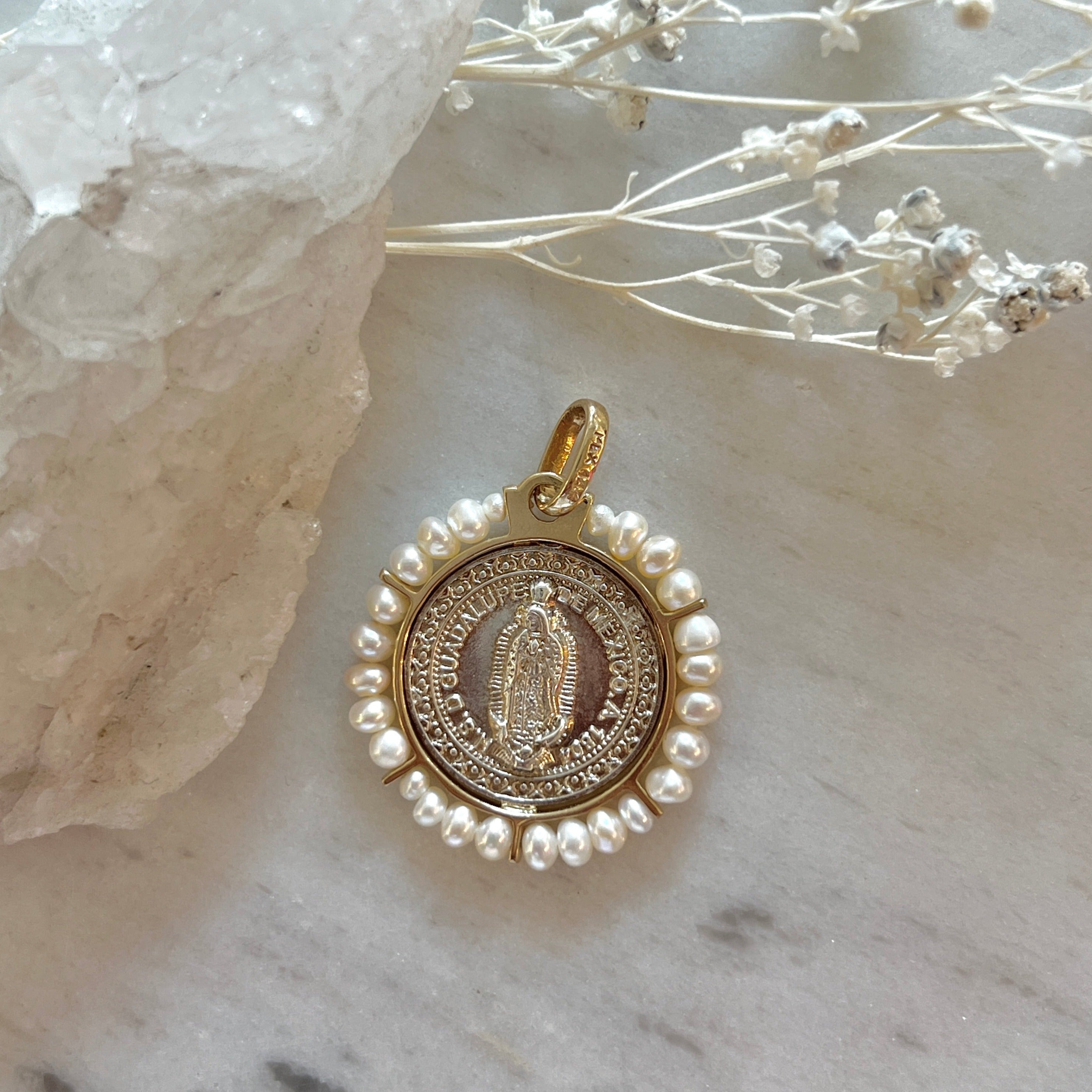 Medallita Virgen Plata con oro y perlas – Meetik Joyería Fusión
